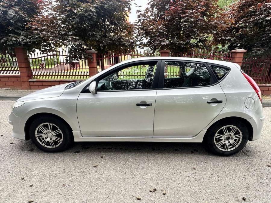 Grey Hyundai i30 2011 in Vilnius, with an engine capacity of 1.58 L and mileage of 175 thousand km for 1900 €, photo 7 on AUTOMOTO.COM.LV