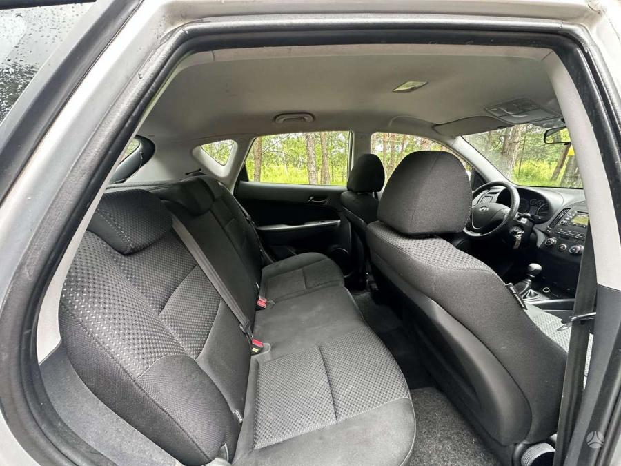 Grey Hyundai i30 2011 in Vilnius, with an engine capacity of 1.58 L and mileage of 175 thousand km for 1900 €, photo 11 on AUTOMOTO.COM.LV