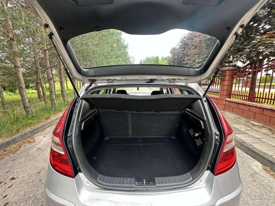 Grey Hyundai i30 2011 in Vilnius, with an engine capacity of 1.58 L and mileage of 175 thousand km for 1900 €, photo 12 on AUTOMOTO.COM.LV