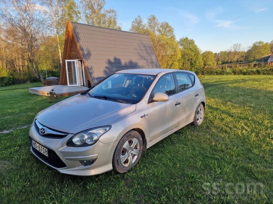 Grey Hyundai i30 2011 in Riga, with an engine capacity of 1.40 L and mileage of 197 thousand km for 1900 €, photo 3 on AUTOMOTO.COM.LV