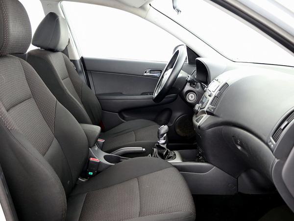 Pelēks Hyundai i30 2011 Tallina, ar dzinēja tilpumu 1.40 L un nobraukumu 148 tūkst. km par 1499 €, foto 6 vietnē AUTOMOTO.COM.LV