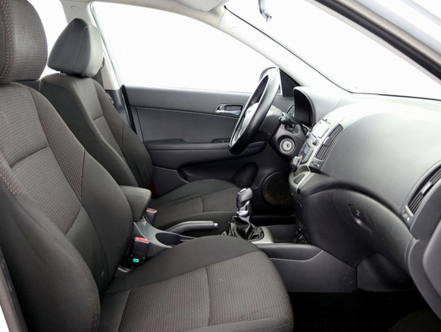 Pelēks Hyundai i30 2011 Tallina, ar dzinēja tilpumu 1.40 L un nobraukumu 148 tūkst. km par 1499 €, foto 7 vietnē AUTOMOTO.COM.LV