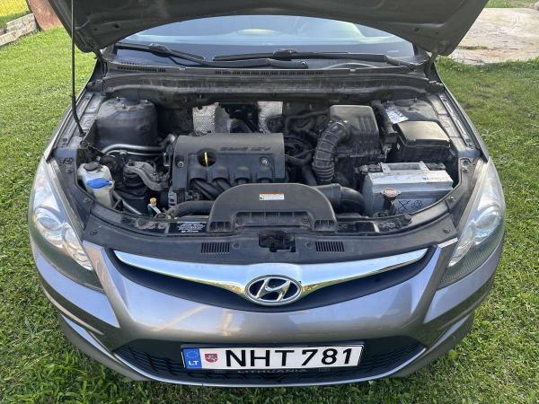 Grey Hyundai i30 2011 in Kaisiadorys, with an engine capacity of 1.40 L and mileage of 196 thousand km for 3300 €, photo 1 on AUTOMOTO.COM.LV