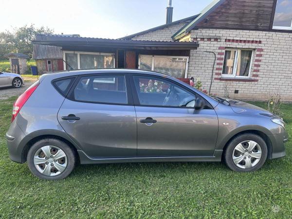 Grey Hyundai i30 2011 in Kaisiadorys, with an engine capacity of 1.40 L and mileage of 196 thousand km for 3300 €, photo 4 on AUTOMOTO.COM.LV