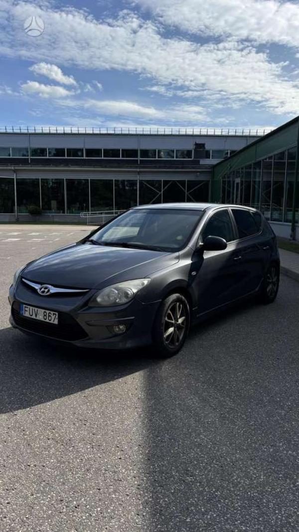 Grey Hyundai i30 2011 in Svencionys, with an engine capacity of 1.58 L and mileage of 354 thousand km for 1000 €, photo 1 on AUTOMOTO.COM.LV