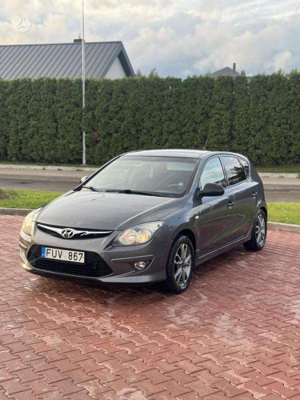 Grey Hyundai i30 2011 in Vilnius, with an engine capacity of 1.59 L and mileage of 321 thousand km for 950 €, photo 1 on AUTOMOTO.COM.LV