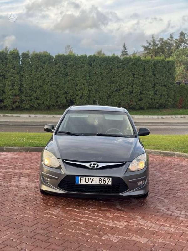 Grey Hyundai i30 2011 in Vilnius, with an engine capacity of 1.59 L and mileage of 321 thousand km for 950 €, photo 3 on AUTOMOTO.COM.LV