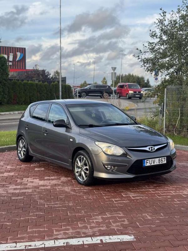 Grey Hyundai i30 2011 in Vilnius, with an engine capacity of 1.59 L and mileage of 321 thousand km for 950 €, photo 4 on AUTOMOTO.COM.LV