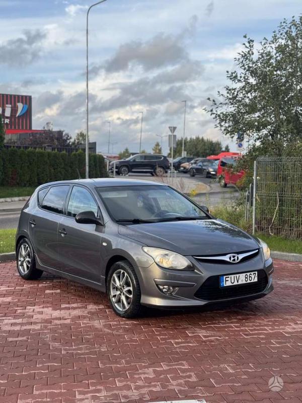 Grey Hyundai i30 2011 in Vilnius, with an engine capacity of 1.59 L and mileage of 321 thousand km for 950 €, photo 5 on AUTOMOTO.COM.LV