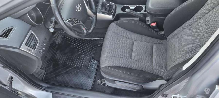 Grey Hyundai i30 2012 in Siauliai, with an engine capacity of 1.40 L and mileage of 198 thousand km for 4444 €, photo 10 on AUTOMOTO.COM.LV