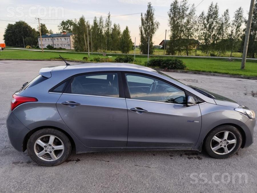 Grey Hyundai i30 2013 in Rezekne, with an engine capacity of 1.60 L and mileage of 420 thousand km for 2850 €, photo 3 on AUTOMOTO.COM.LV