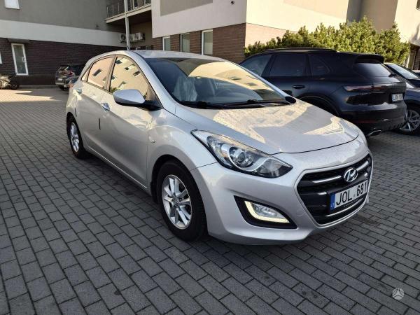 Hyundai i30 2017 in Kaunas on AUTOMOTO.COM.LV Grey Hyundai i30 2017 in Kaunas, with an engine capacity of 1.58 L and mileage of 226 thousand km for 6300 €, photo 1 on AUTOMOTO.COM.LV