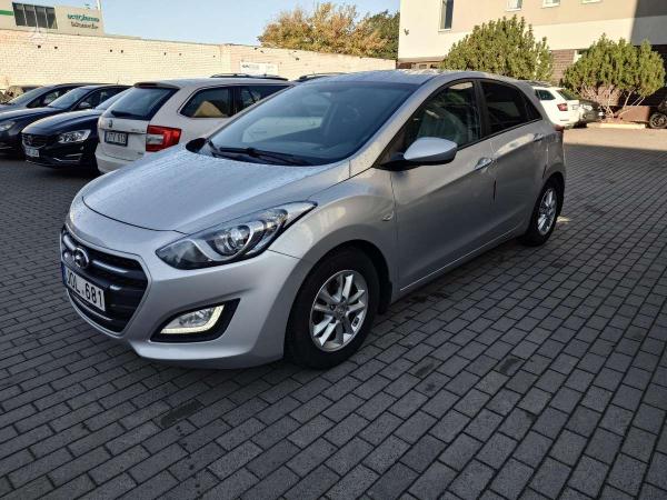 Hyundai i30 2017 in Kaunas on AUTOMOTO.COM.LV Grey Hyundai i30 2017 in Kaunas, with an engine capacity of 1.58 L and mileage of 226 thousand km for 6300 €, photo 4 on AUTOMOTO.COM.LV