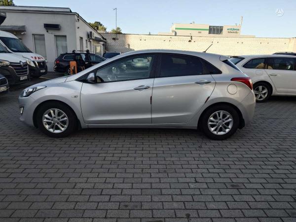 Hyundai i30 2017 in Kaunas on AUTOMOTO.COM.LV Grey Hyundai i30 2017 in Kaunas, with an engine capacity of 1.58 L and mileage of 226 thousand km for 6300 €, photo 8 on AUTOMOTO.COM.LV
