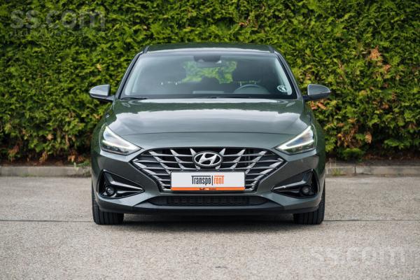 Pelēks Hyundai i30 2024 Rīga, ar dzinēja tilpumu 1.00 L un nobraukumu 54 tūkst. km par 18700 €, foto 2 vietnē AUTOMOTO.COM.LV