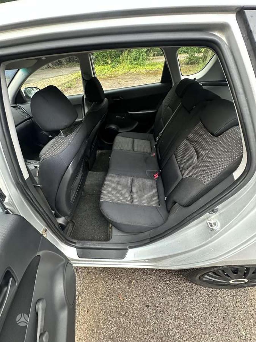 Grey Hyundai i30 2009 in Kaunas, with an engine capacity of 1.60 L and mileage of 208 thousand km for 2300 €, photo 6 on AUTOMOTO.COM.LV