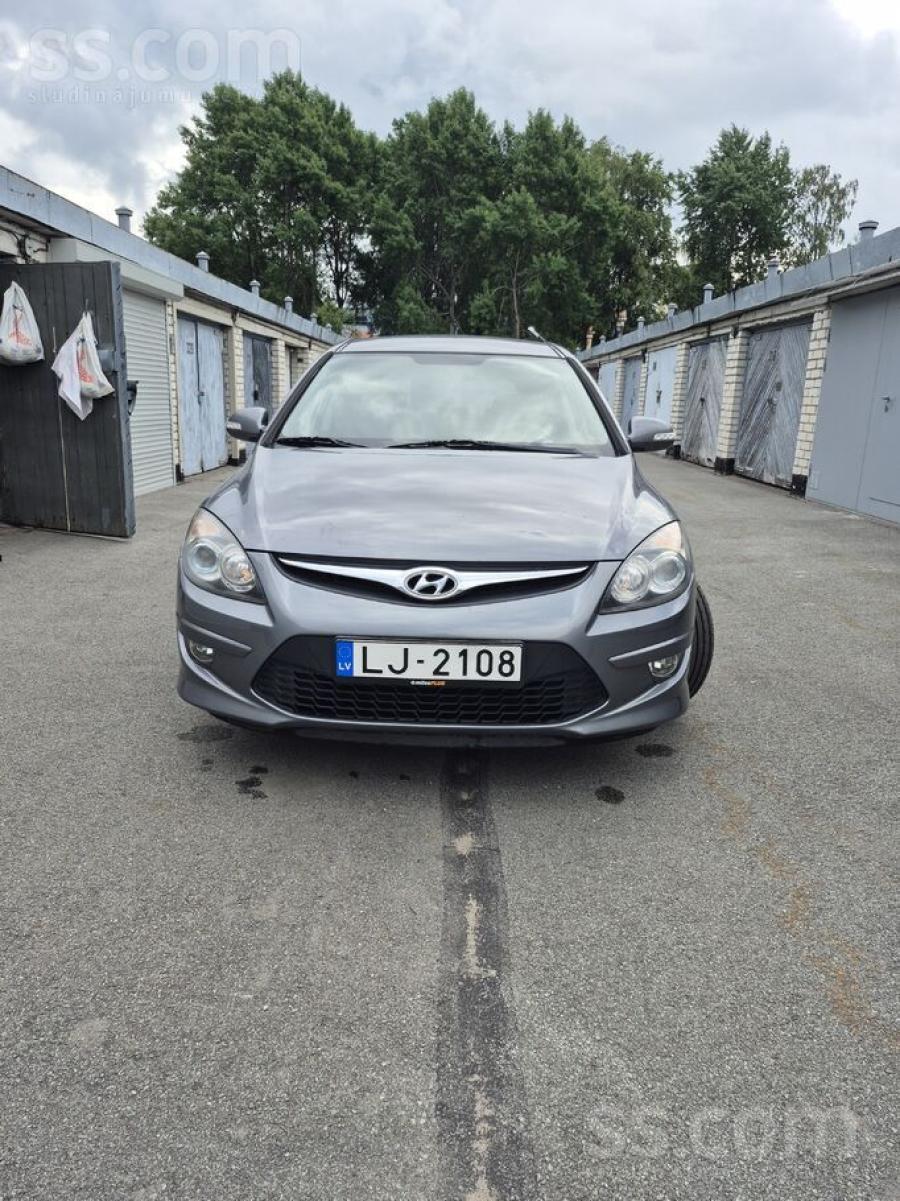 Grey Hyundai i30 2012 in Riga, with an engine capacity of 1.60 L and mileage of 204 thousand km for 2450 €, photo 3 on AUTOMOTO.COM.LV