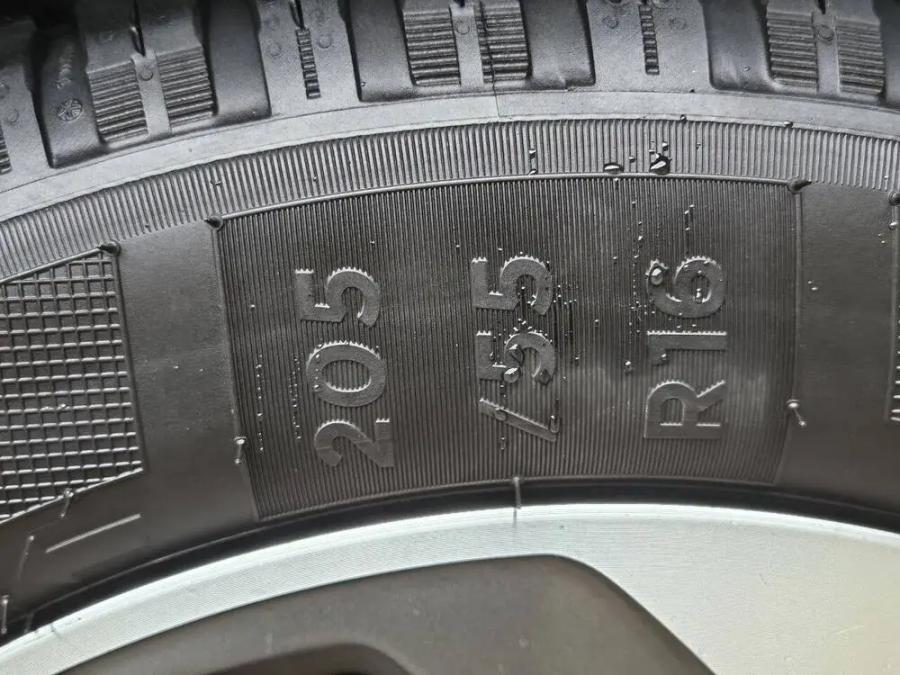 Pelēks Hyundai i30 2015 Talsi, ar dzinēja tilpumu 1.60 L un nobraukumu 224 tūkst. km par 6199 €, foto 13 vietnē AUTOMOTO.COM.LV