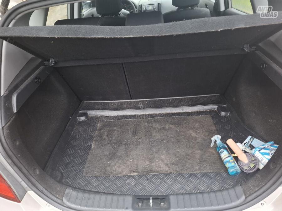 Hyundai i30 2010 in Telschi, with an engine capacity of 1.60 L and mileage of 360 thousand km for 850 €, photo 8 on AUTOMOTO.COM.LV