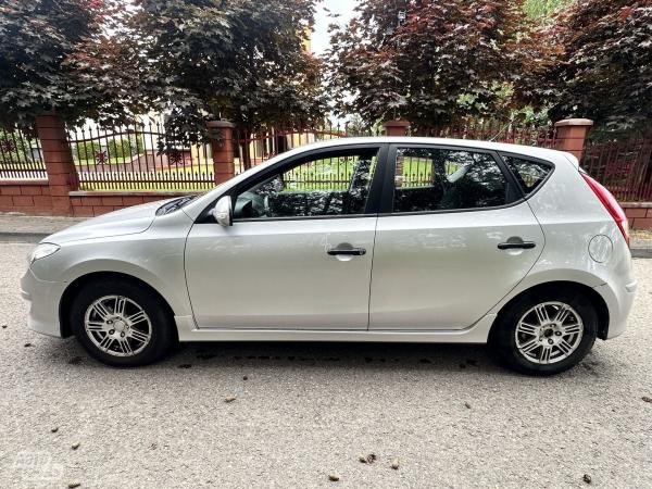 Hyundai i30 2011 in Vilnius, with an engine capacity of 1.60 L and mileage of 175 thousand km for 2300 €, photo 6 on AUTOMOTO.COM.LV