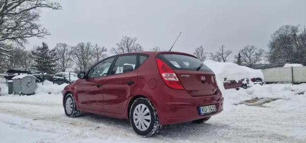 Red Hyundai i30 2008 in Valmiera, with an engine capacity of 1.60 L and mileage of 266 thousand km for 2400 €, photo 5 on AUTOMOTO.COM.LV