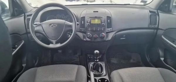 Red Hyundai i30 2008 in Valmiera, with an engine capacity of 1.60 L and mileage of 266 thousand km for 2400 €, photo 9 on AUTOMOTO.COM.LV