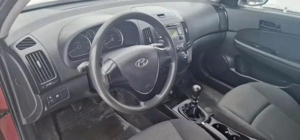 Red Hyundai i30 2008 in Valmiera, with an engine capacity of 1.60 L and mileage of 266 thousand km for 2400 €, photo 10 on AUTOMOTO.COM.LV