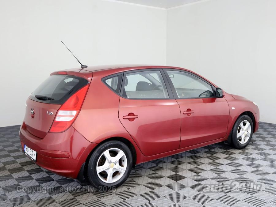 Red Hyundai i30 2008 in Tallinn, with an engine capacity of 1.60 L and mileage of 249 thousand km for 1199 €, photo 4 on AUTOMOTO.COM.LV