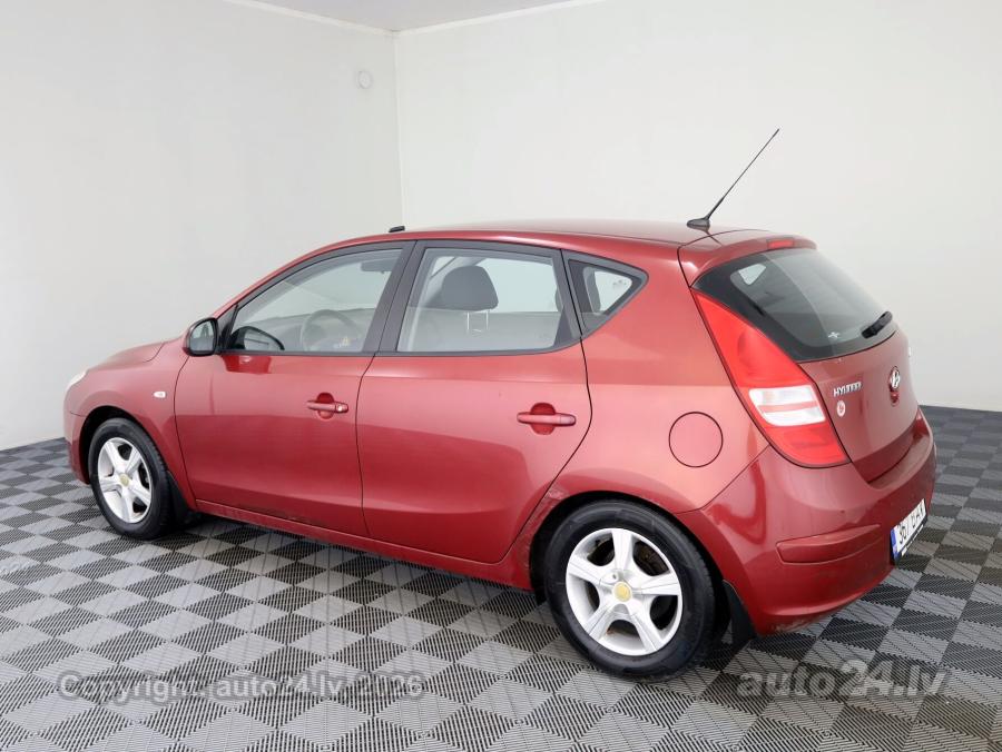 Red Hyundai i30 2008 in Tallinn, with an engine capacity of 1.60 L and mileage of 249 thousand km for 1199 €, photo 5 on AUTOMOTO.COM.LV