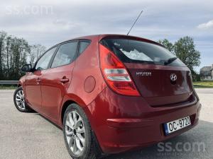 Red Hyundai i30 2009 in Cesis, with an engine capacity of 1.60 L and mileage of 360 thousand km for 13990 €, photo 3 on AUTOMOTO.COM.LV