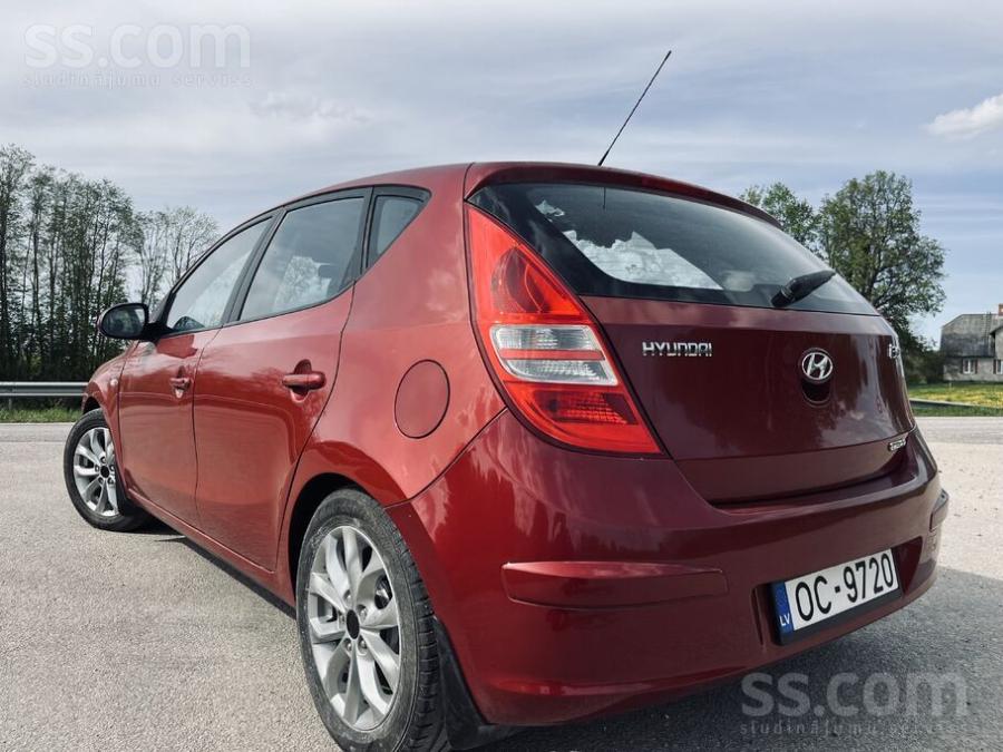 Red Hyundai i30 2009 in Cesis, with an engine capacity of 1.60 L and mileage of 360 thousand km for 13990 €, photo 3 on AUTOMOTO.COM.LV