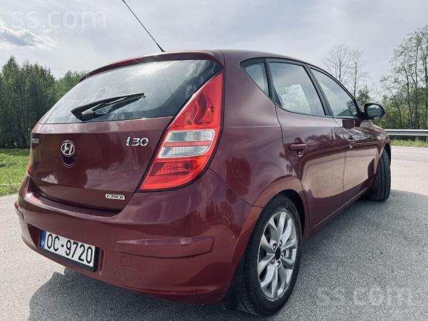 Red Hyundai i30 2009 in Cesis, with an engine capacity of 1.60 L and mileage of 360 thousand km for 13990 €, photo 4 on AUTOMOTO.COM.LV
