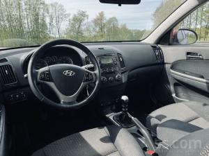 Red Hyundai i30 2009 in Cesis, with an engine capacity of 1.60 L and mileage of 360 thousand km for 13990 €, photo 5 on AUTOMOTO.COM.LV