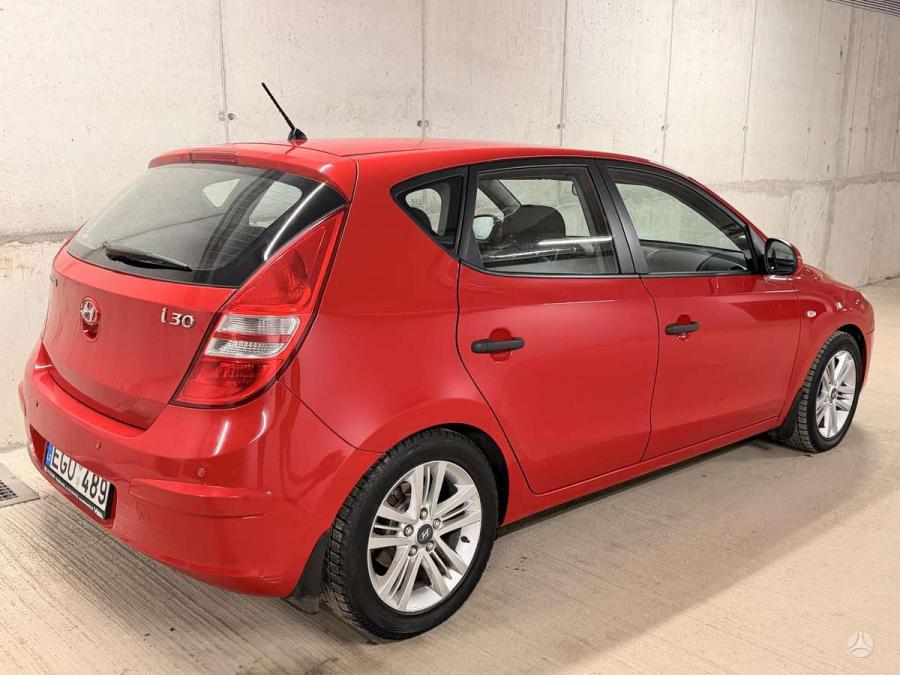 Red Hyundai i30 2009 in Vilnius, with an engine capacity of 1.40 L and mileage of 194 thousand km for 2200 €, photo 3 on AUTOMOTO.COM.LV
