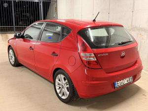 Red Hyundai i30 2009 in Vilnius, with an engine capacity of 1.40 L and mileage of 194 thousand km for 2200 €, photo 4 on AUTOMOTO.COM.LV
