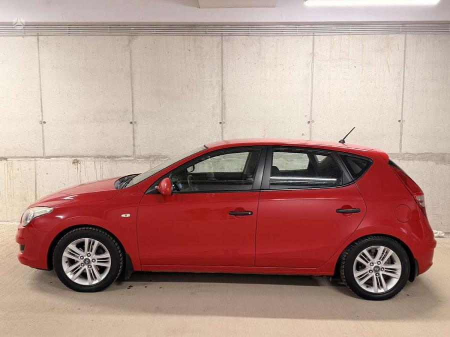 Red Hyundai i30 2009 in Vilnius, with an engine capacity of 1.40 L and mileage of 194 thousand km for 2200 €, photo 5 on AUTOMOTO.COM.LV