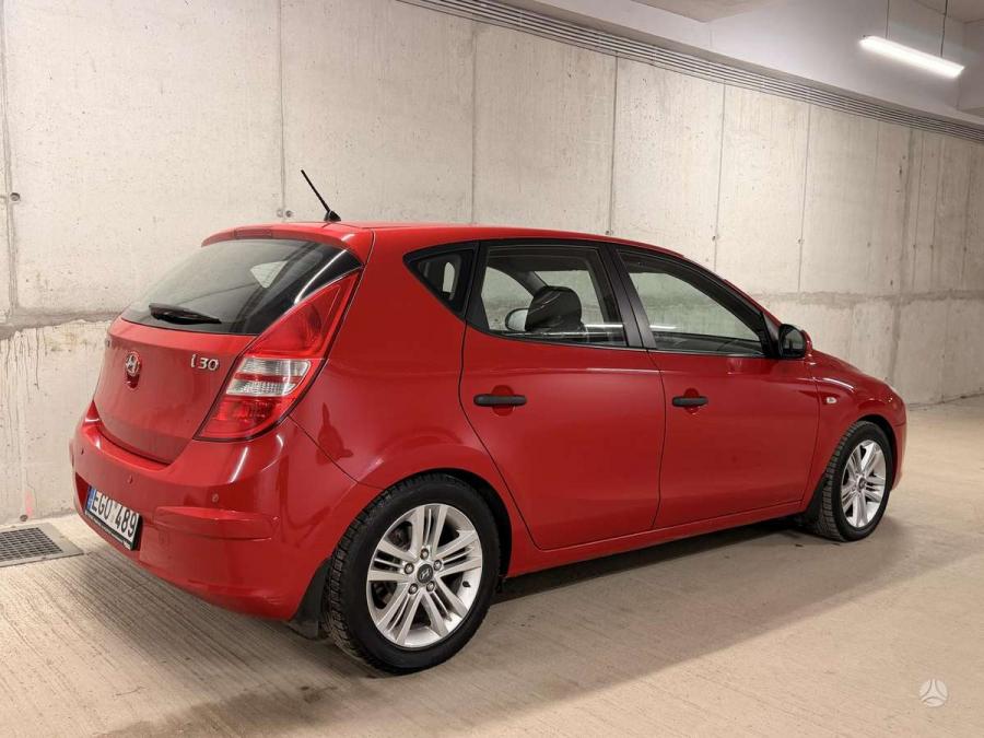 Red Hyundai i30 2009 in Vilnius, with an engine capacity of 1.40 L and mileage of 194 thousand km for 2200 €, photo 7 on AUTOMOTO.COM.LV