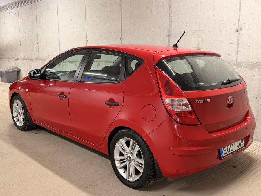 Red Hyundai i30 2009 in Vilnius, with an engine capacity of 1.40 L and mileage of 194 thousand km for 2200 €, photo 10 on AUTOMOTO.COM.LV