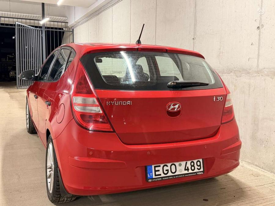 Red Hyundai i30 2009 in Vilnius, with an engine capacity of 1.40 L and mileage of 194 thousand km for 2200 €, photo 12 on AUTOMOTO.COM.LV