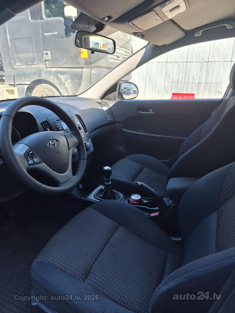 Red Hyundai i30 2009 in Tallinn, with an engine capacity of 1.60 L and mileage of 214 thousand km for 2290 €, photo 8 on AUTOMOTO.COM.LV