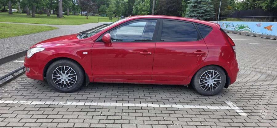 Red Hyundai i30 2009 in Jurbarkas, with an engine capacity of 1.59 L and mileage of 222 thousand km for 1250 €, photo 1 on AUTOMOTO.COM.LV