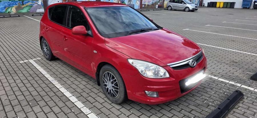 Red Hyundai i30 2009 in Jurbarkas, with an engine capacity of 1.59 L and mileage of 222 thousand km for 1250 €, photo 4 on AUTOMOTO.COM.LV