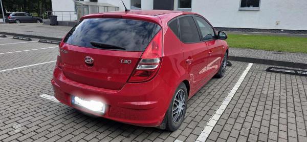 Sarkans Hyundai i30 2009 Jurbarkas, ar dzinēja tilpumu 1.59 L un nobraukumu 222 tūkst. km par 1250 €, foto 4 vietnē AUTOMOTO.COM.LV