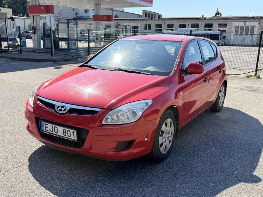 Red Hyundai i30 2009 in Vilnius, with an engine capacity of 1.58 L and mileage of 218 thousand km for 999 €, photo 1 on AUTOMOTO.COM.LV
