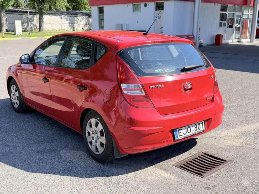 Red Hyundai i30 2009 in Vilnius, with an engine capacity of 1.58 L and mileage of 218 thousand km for 999 €, photo 3 on AUTOMOTO.COM.LV