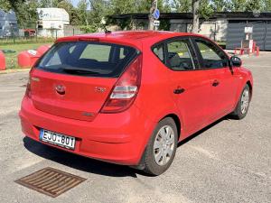 Red Hyundai i30 2009 in Vilnius, with an engine capacity of 1.58 L and mileage of 218 thousand km for 999 €, photo 4 on AUTOMOTO.COM.LV