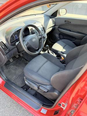 Red Hyundai i30 2009 in Vilnius, with an engine capacity of 1.58 L and mileage of 218 thousand km for 999 €, photo 5 on AUTOMOTO.COM.LV