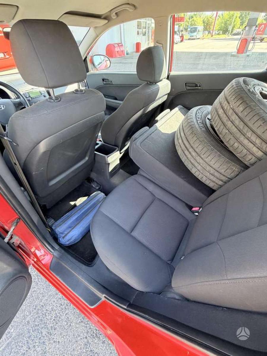 Red Hyundai i30 2009 in Vilnius, with an engine capacity of 1.58 L and mileage of 218 thousand km for 999 €, photo 6 on AUTOMOTO.COM.LV