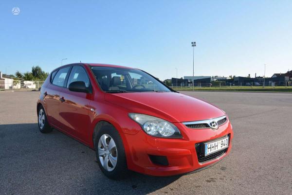 Red Hyundai i30 2009 in Moletai, with an engine capacity of 1.40 L and mileage of 204 thousand km for 1950 €, photo 3 on AUTOMOTO.COM.LV