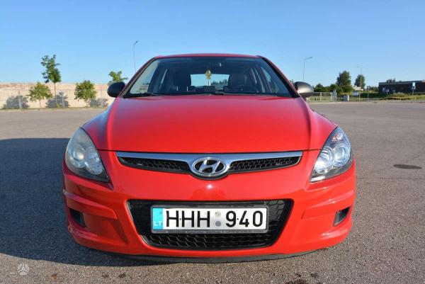 Red Hyundai i30 2009 in Moletai, with an engine capacity of 1.40 L and mileage of 204 thousand km for 1950 €, photo 4 on AUTOMOTO.COM.LV